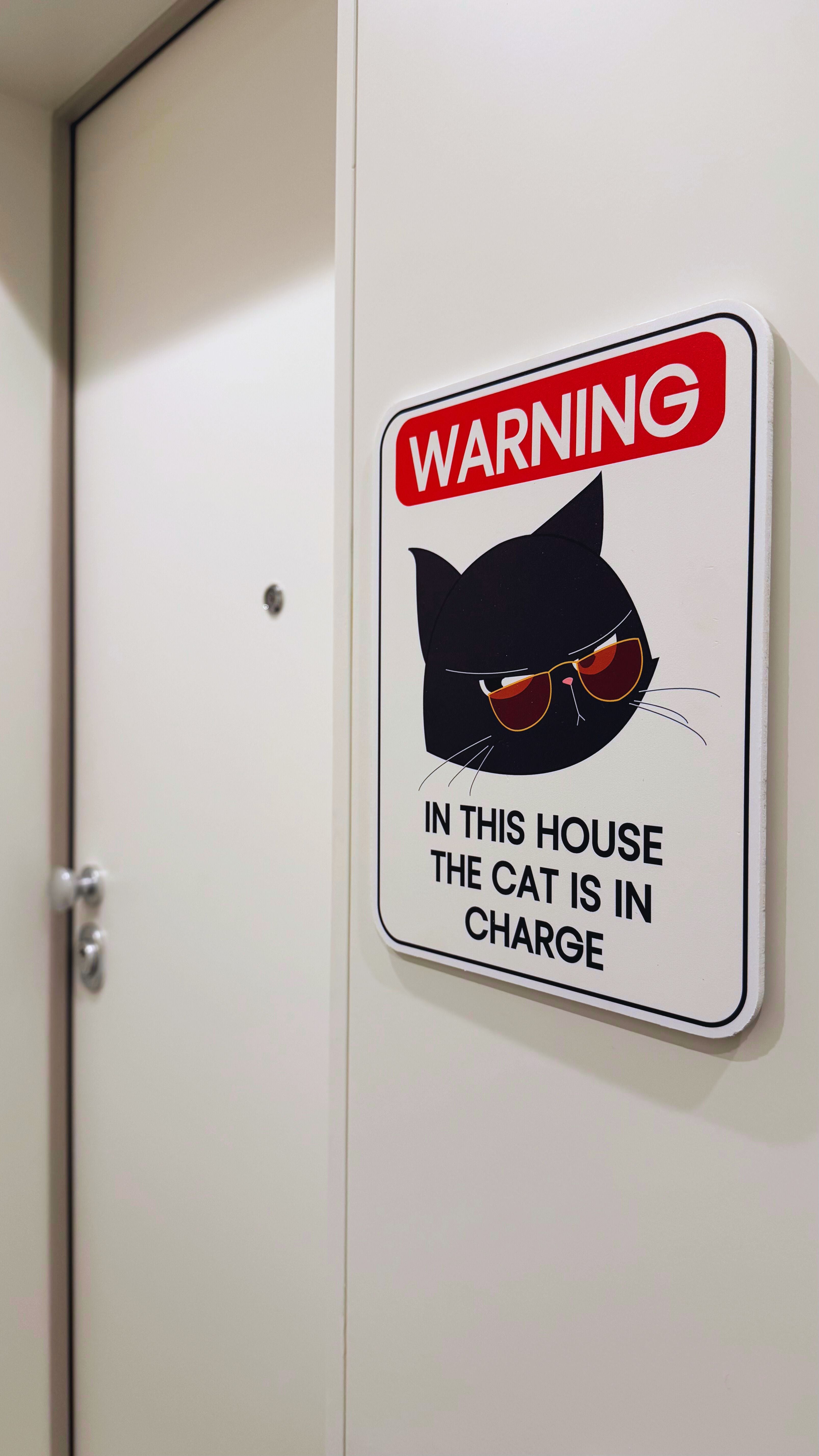 In This House The Cat Is In Charge - Cat Sign | N'Idee